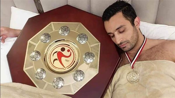 على طريقة ميسي لاعب الأهلي يحتفل بدرع دوري المحترفين لكرة اليد